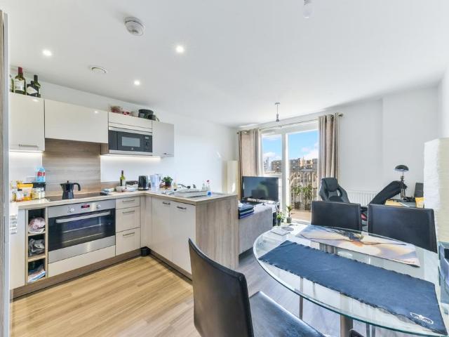 Ferdinand Court, Catford Green. 1 bed flat to rent £1,547 pcm £357 pw