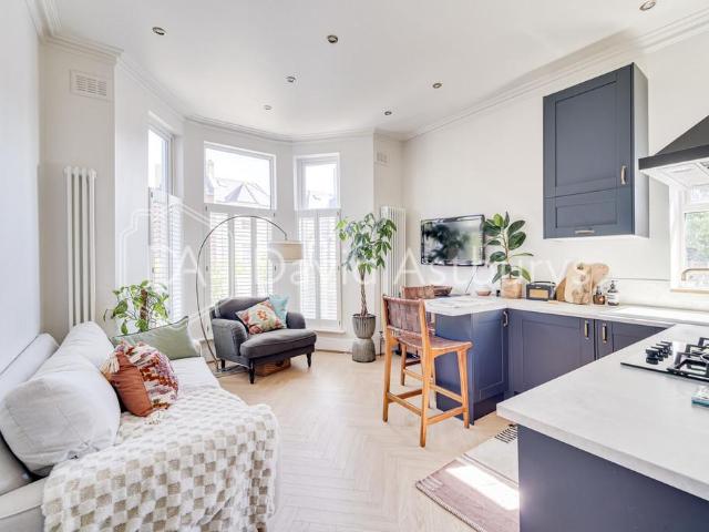 Ferme Park Road, Crouch End, London 1 bed apartment to rent £2,000 pcm £462 pw
