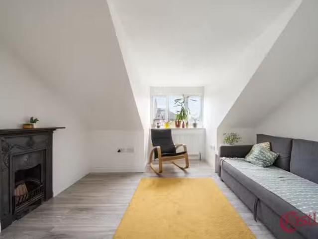 Ferme Park Road, Crouch End, N8 2 bed flat to rent £1,800 pc.