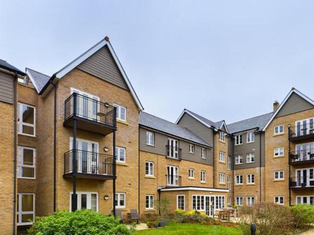 Fern Court, Sketty, 2 Bedroom Flat