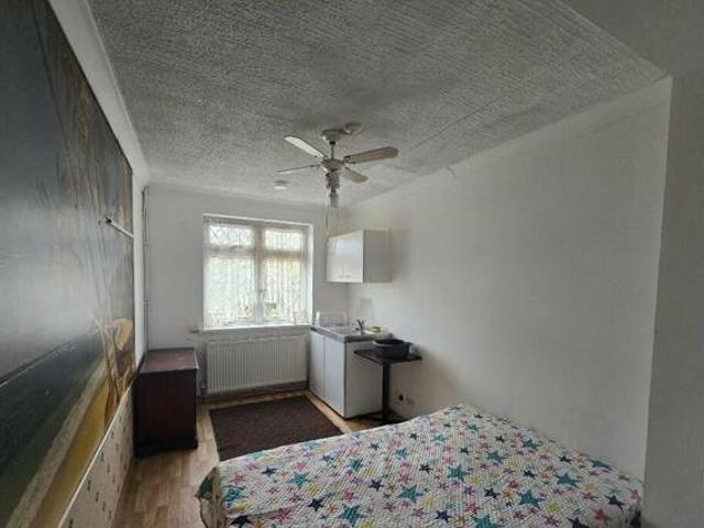 Fern Lane, Hounslow, Studio Flat For