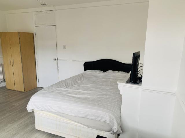 Fern Street, Bow, London E3, Room to rent, £1,100 pcm | PrimeLocation