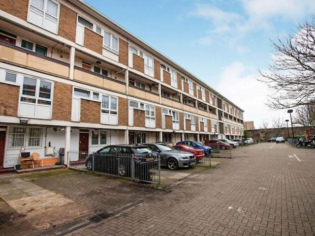 Fern Street, London E3, 3 bed maisonette to rent, £2,900 pcm | PrimeLocation