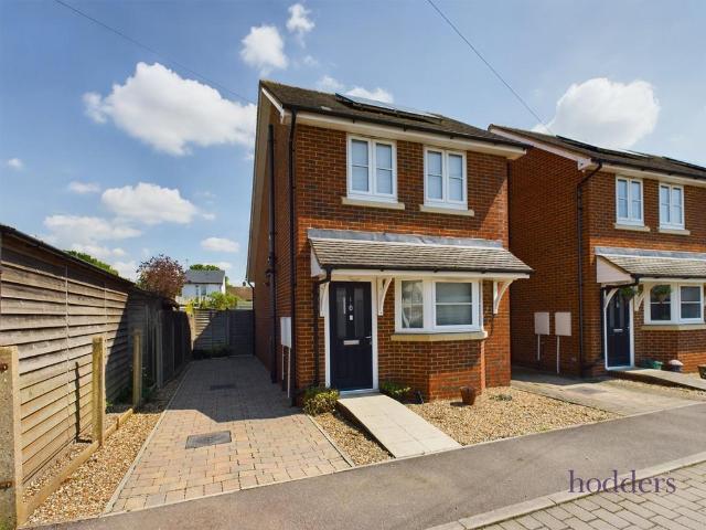 Fernbank Road, Addlestone, KT15 2 bed detached house to rent £1,850 pcm £427 pw