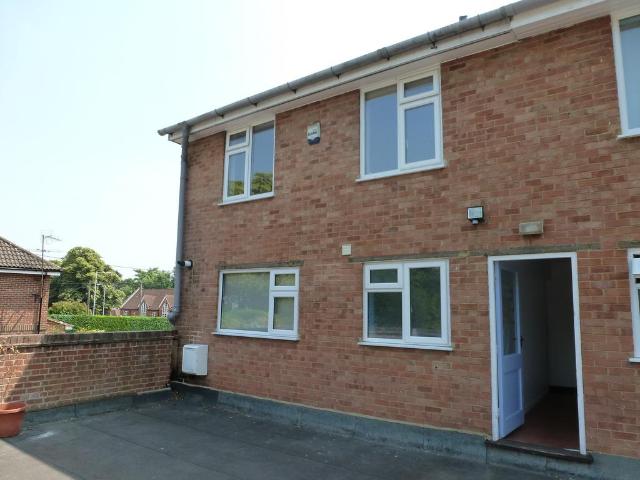 Fernbank Road, Ascot SL5 3 bed flat to rent £1,650 pcm £381 pw