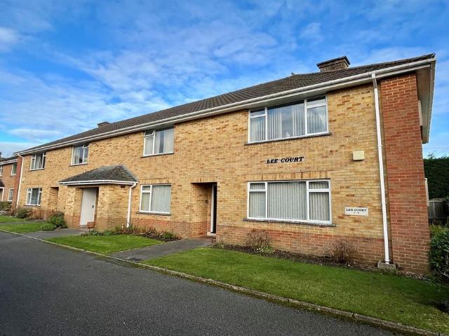 Ferndown 2 bed flat to rent £1,175 pcm £271 pw