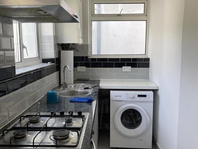 Ferndale Avenue,Hounslow, TW4 1 bed flat to rent £1,450 pcm £335 pw