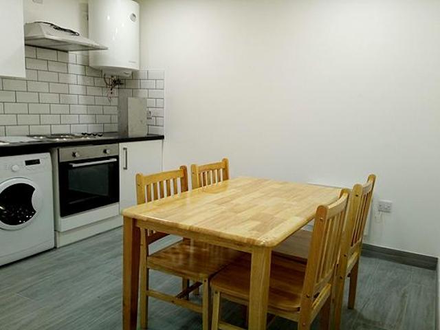 FERNDALE ROAD, BRIXTON, LONDON SW9 2 bed apartment to rent £2,500 pcm £577 pw