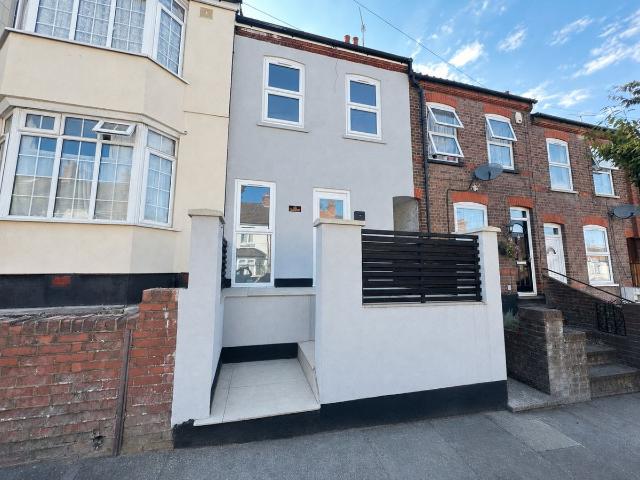 Ferndale Road, Luton, Bedfordshire LU1, 3 bed terraced house to rent, £1,700 pcm | PrimeLocation