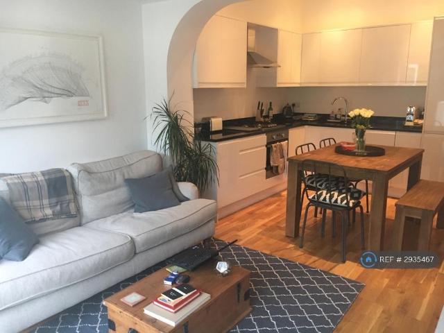 Ferndale Road, London, SW4 2 bed flat to rent £2,700 pcm £623 pw