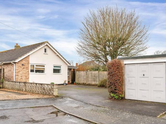Ferneley Crescent, Melton Mowbray, LE13 3 bed detached bungalow to rent £1,295 pcm £299 pw