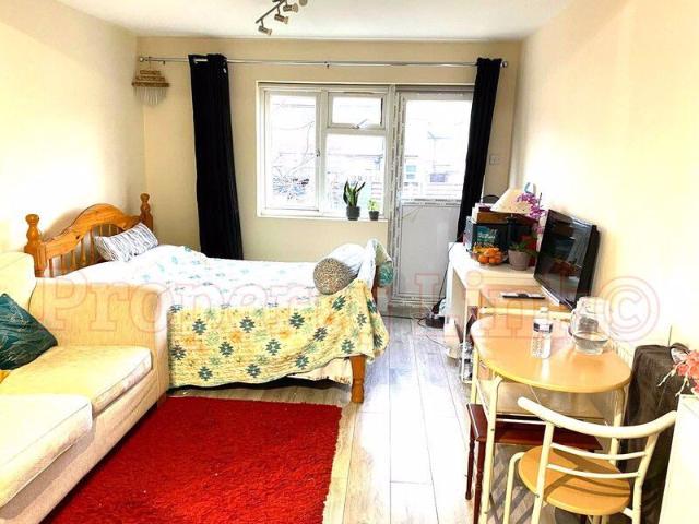 Fernhall Drive, Ilford IG4, Ilford, Room to rent, £1,000 pcm | PrimeLocation