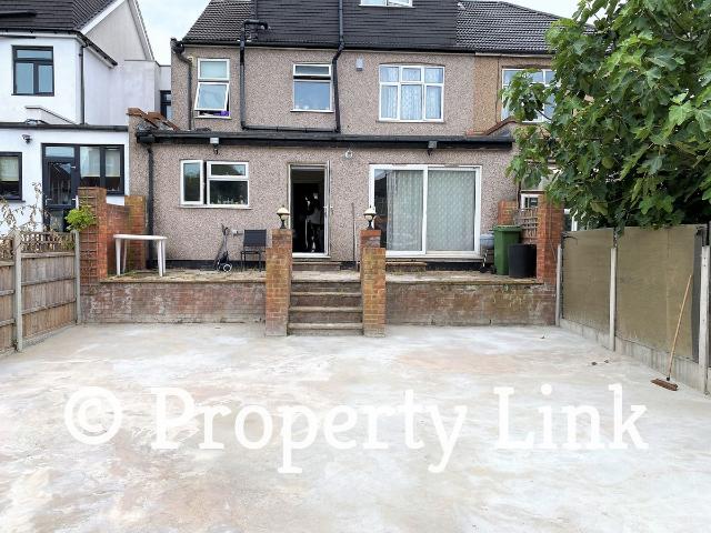 Fernhall Drive, Ilford IG4, Ilford, Room to rent, £850 pcm | PrimeLocation