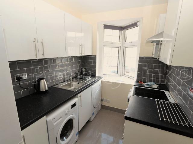 Fernhall Drive, Ilford IG4, Room to rent, £900 pcm | PrimeLocation