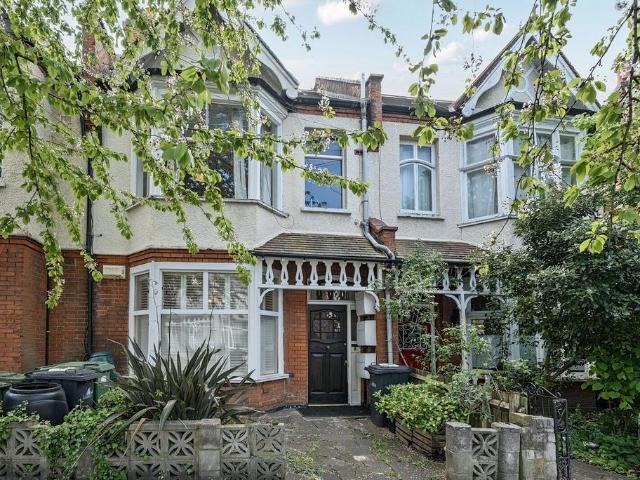 Fernwood Avenue, Streatham, London, SW16 2 bed flat to rent £3,250 pcm £750 pw