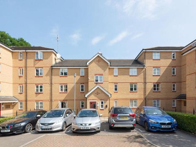Fernwood Court, Southgate, London, N14 2 bed flat to rent £2,300 pcm £531 pw