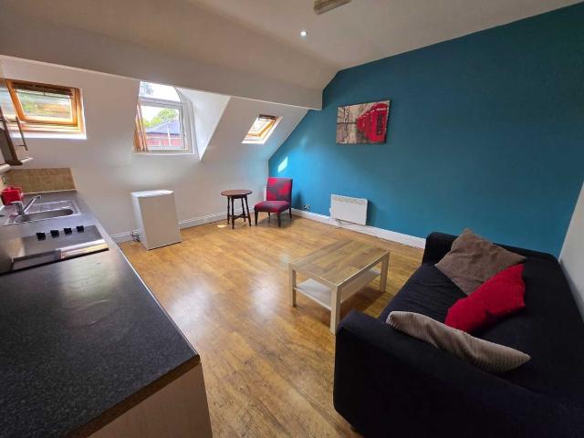 Fernwood, Park Villas, Roundhay, Leeds LS8, 1 bed flat to rent, £750 pcm | PrimeLocation
