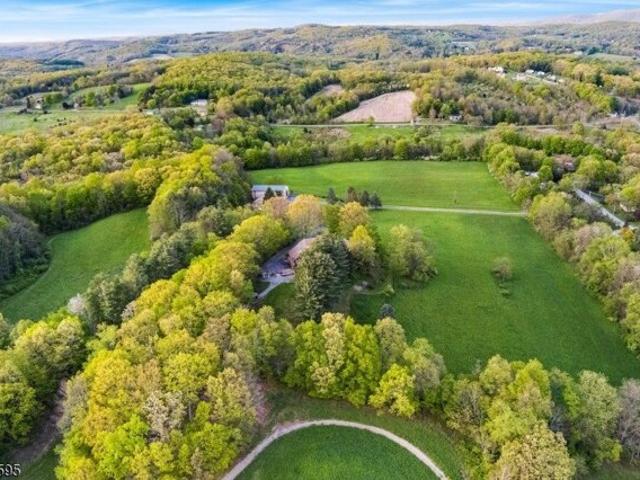 Fernwood Rd, Wantage Township, Farm House For