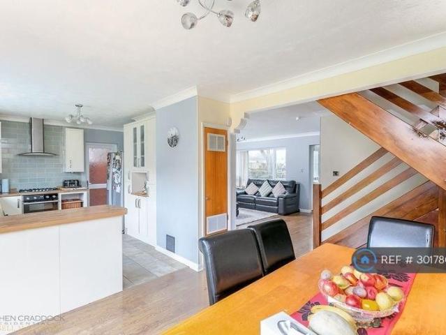 Feroners Close, Crawley, RH10 4 bed semi detached house to rent £1,900 pcm £438 pw