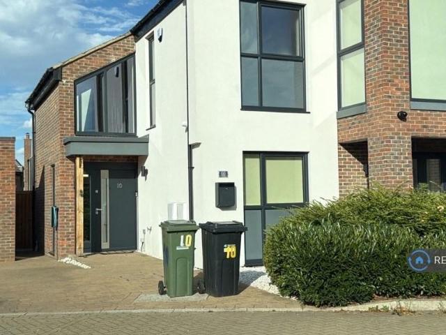 Ferranti Place, Milton Keynes, MK10 3 bed detached house to rent £4,850 pcm £1,119 pw
