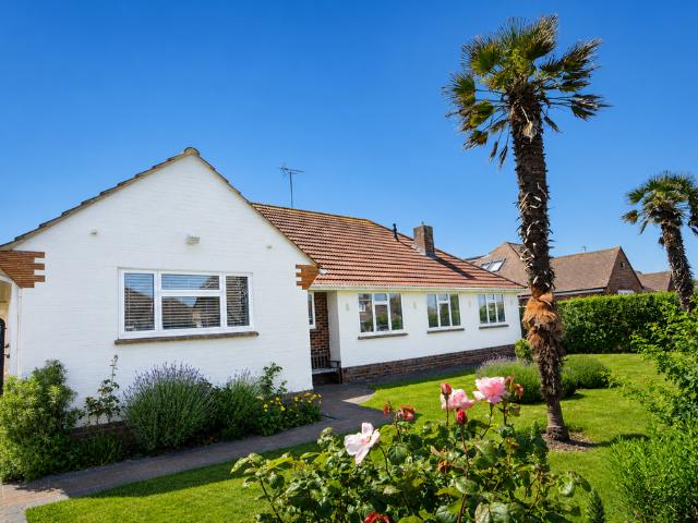 Ferring, Worthing 5 bed bungalow to rent £2,750 pcm £635 pw