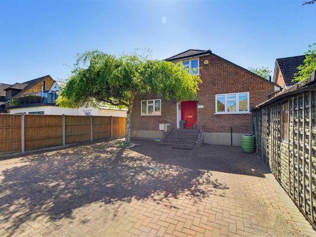 Ferry Avenue, Staines Upon Thames 4 bed detached house to rent £3,300 pcm £762 pw