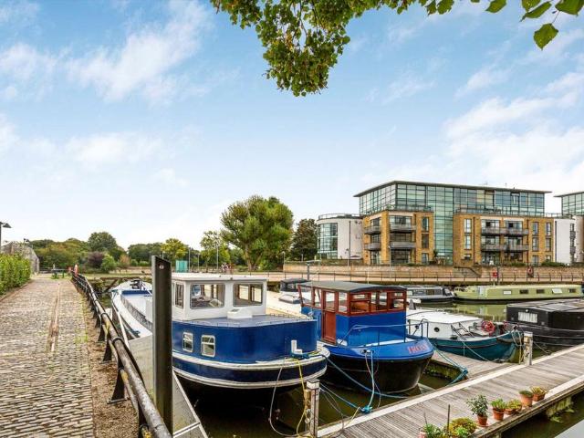 Ferry Lane, Brentford TW8 2 bed flat to rent £2,002 pcm £462 pw