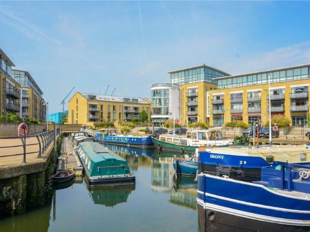 Ferry Lane, Brentford, London 2 bed flat to rent £2,000 pcm £462 pw