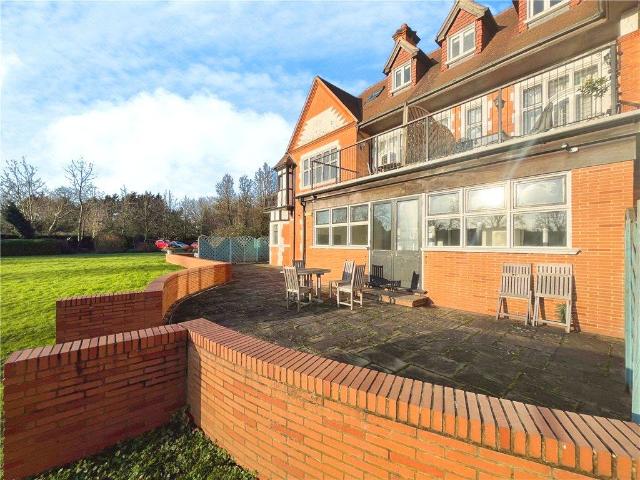 Ferry Lane, Wraysbury. 3 bed apartment to rent £2,600 pcm £600 pw