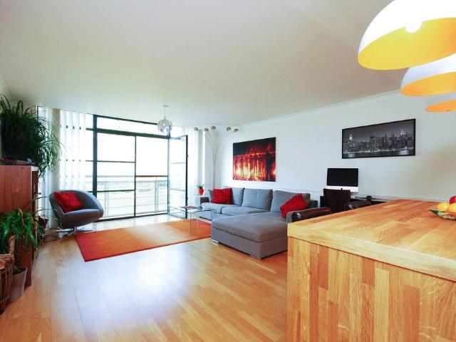 Ferry Quays, Brentford, TW8 2 bed flat to rent £3,400 pcm £785 pw