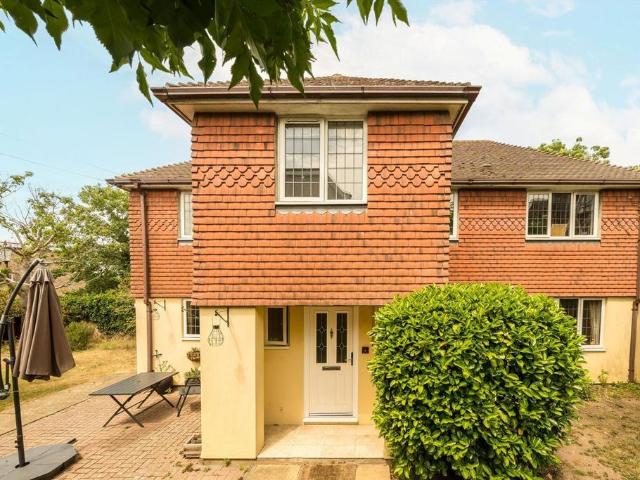 Ferry Road, Thames Ditton KT7 4 bed detached house to rent £3,295 pcm £760 pw