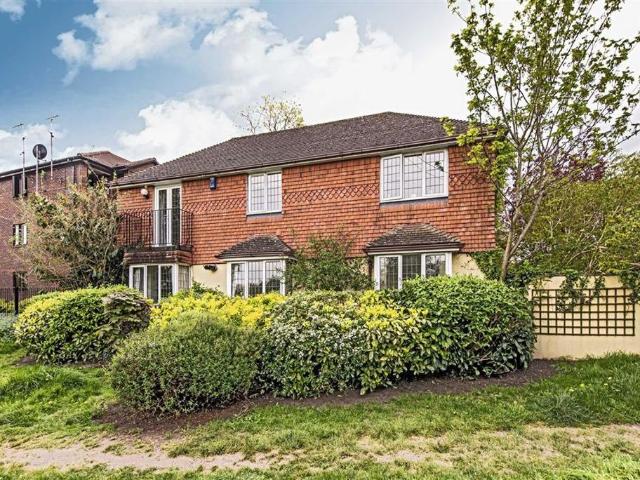 Ferry Road, Thames Ditton KT7 4 bed house to rent £3,295 pcm £760 pw