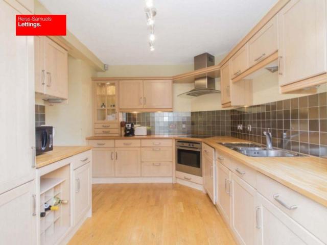 Ferry Street, Isle of dogs. 5 bed terraced house to rent £3,900 pcm £900 pw