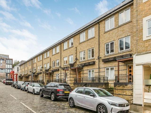 Ferry Street, London E14 5 bed terraced house to rent £5,200 pcm £1,200 pw