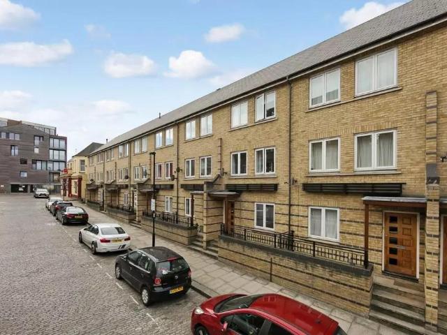 Ferry Street, London E14 5 bed terraced house to rent £5,200 pcm £1,200 pw