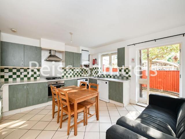Ferry Street, London E14 5 bed house to rent £5,200 pcm £1,200 pw