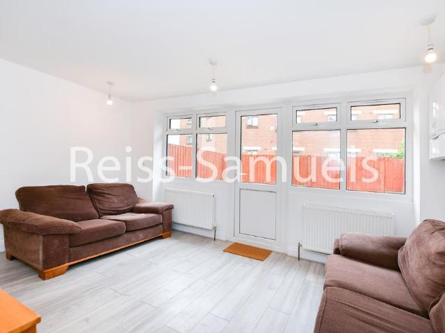 Ferry Street, London E14 6 bed terraced house to rent £6,370 pcm £1,470 pw