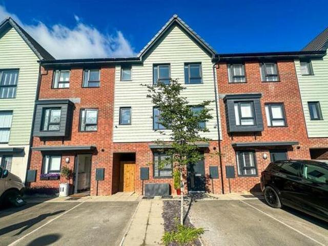 Ffordd Wallace, Barry, 4 Bedroom Town