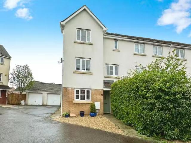Ffordd YR Afon, Gorseinon, Swansea. 4 bed end of terrace house.