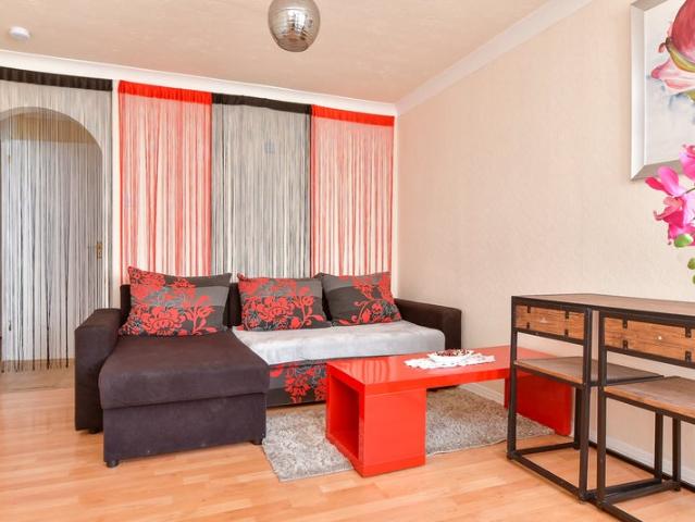 F/Furnished One Bedroom Flat, 2 minutes from Beach