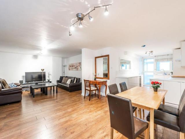 Finborough Road, Chelsea, London, SW10 3 bed maisonette to rent £4,225 pcm £975 pw