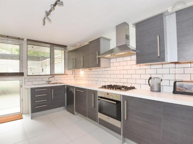 Finborough Road, Chelsea, London, SW10 3 bed property to rent £4,225 pcm £975 pw