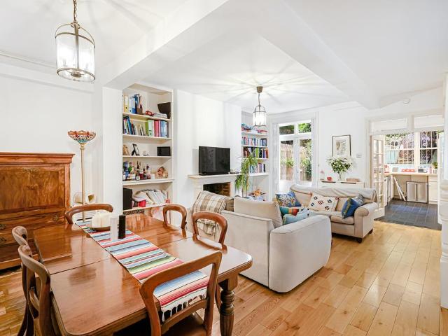 Finborough Road, London, SW10 3 bed maisonette to rent £4,500 pcm £1,038 pw