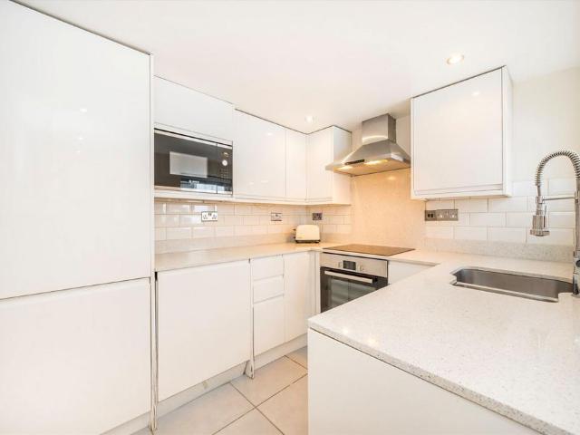 Finborough Road, London SW10 2 bed flat to rent £3,250 pcm £750 pw