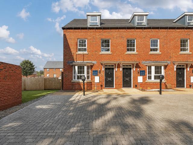 Finchampstead RG40 3 bed semi detached house to rent £2,295 pcm £530 pw