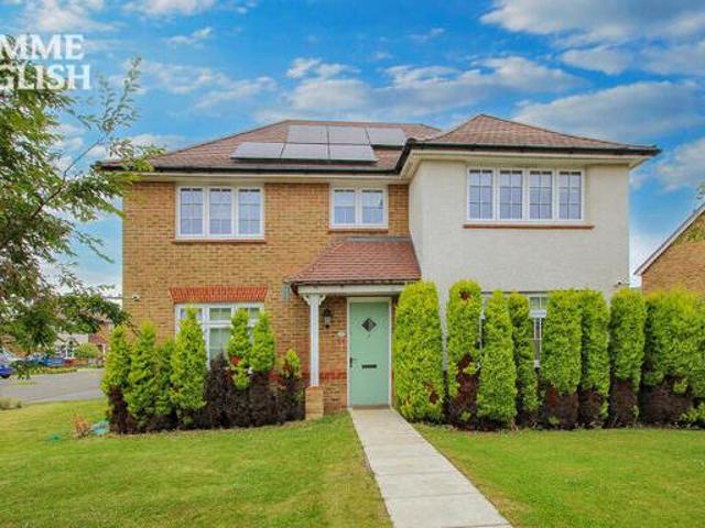 Finches Chase, Lee Chapel North, 4 Bedroom Detached