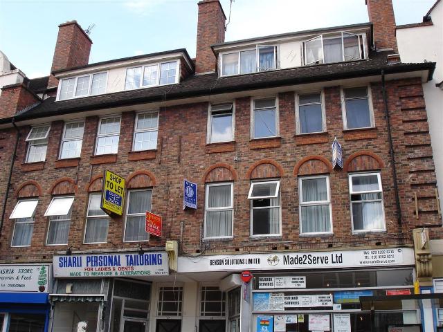 Finchley Lane, Hendon, London NW4, 3 bed flat to rent, £2,250 pcm | PrimeLocation