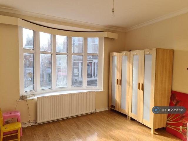 Finchley Lane, London, NW4 3 bed flat to rent £1,635 pcm £377 pw