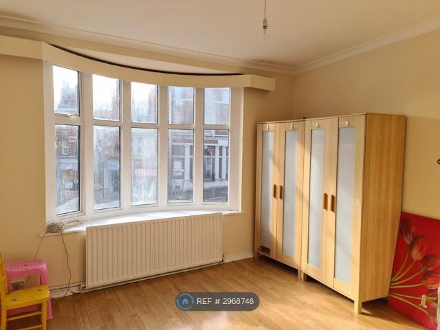 Finchley Lane, London NW4, 3 bed flat to rent, £1,635 pcm | PrimeLocation