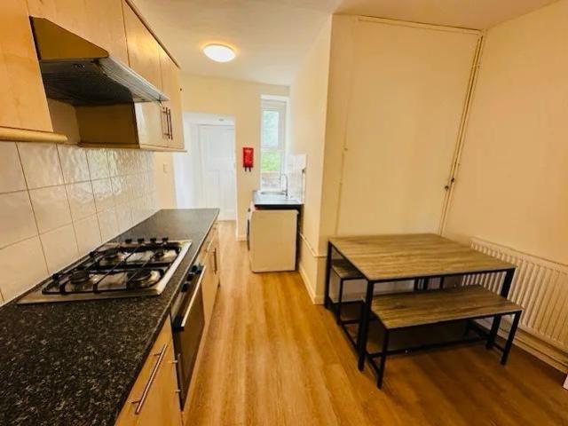 Finchley Lane, London, NW4 4 bed flat share to rent £3,150 pcm £727 pw